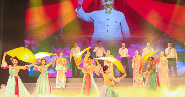 Près de 1 000 artistes de masse participent au « Sen Village Singing ...