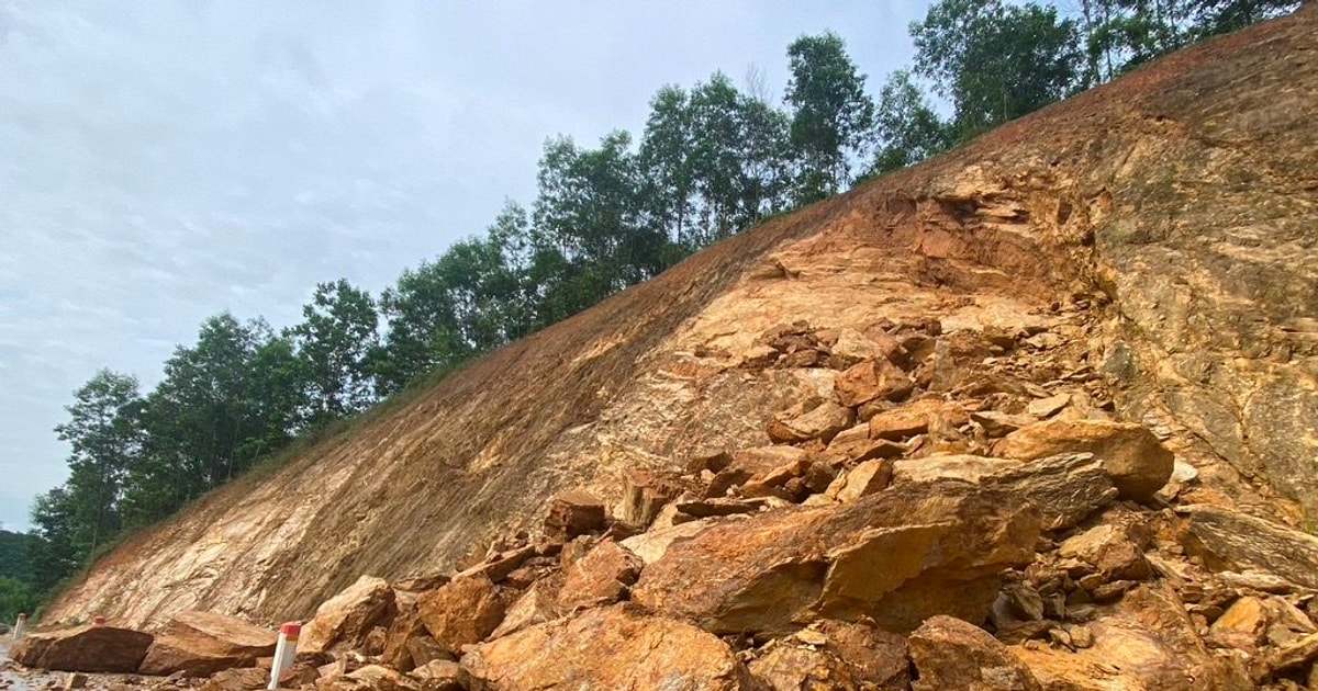 Un deslizamiento de tierra en la Carretera Nacional 7C representa un ...
