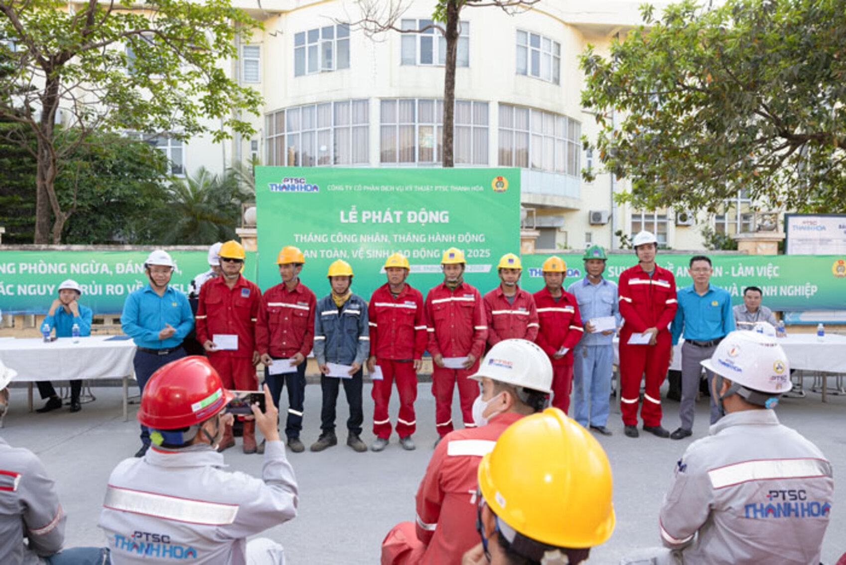 PTSCタンホアは、2025年の労働者月間および労働安全衛生行動月間の開始式を開催しました。