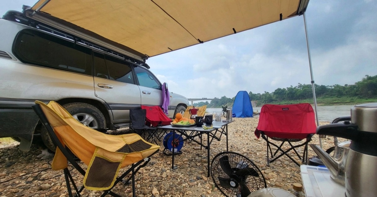 Camping trip in Hanoi leaves car stranded in the middle of an "oasis ...