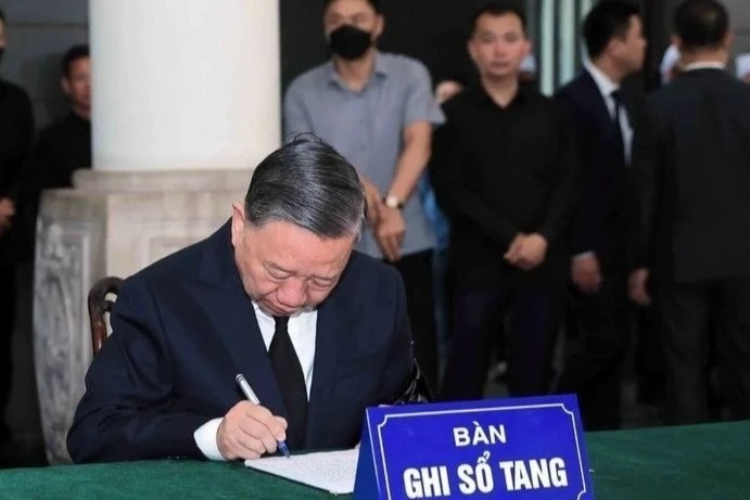 Party and State leaders write in the condolence book to mourn former President Tran Duc Luong