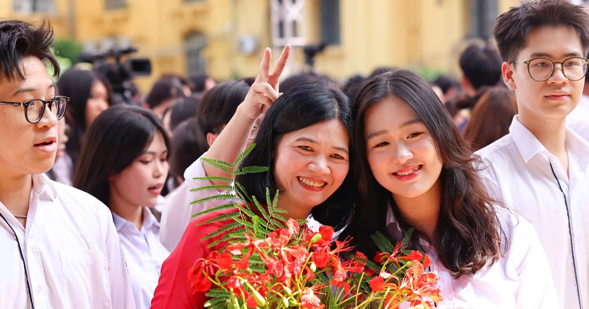 [Photo] 12th grade students say goodbye at the closing ceremony ...