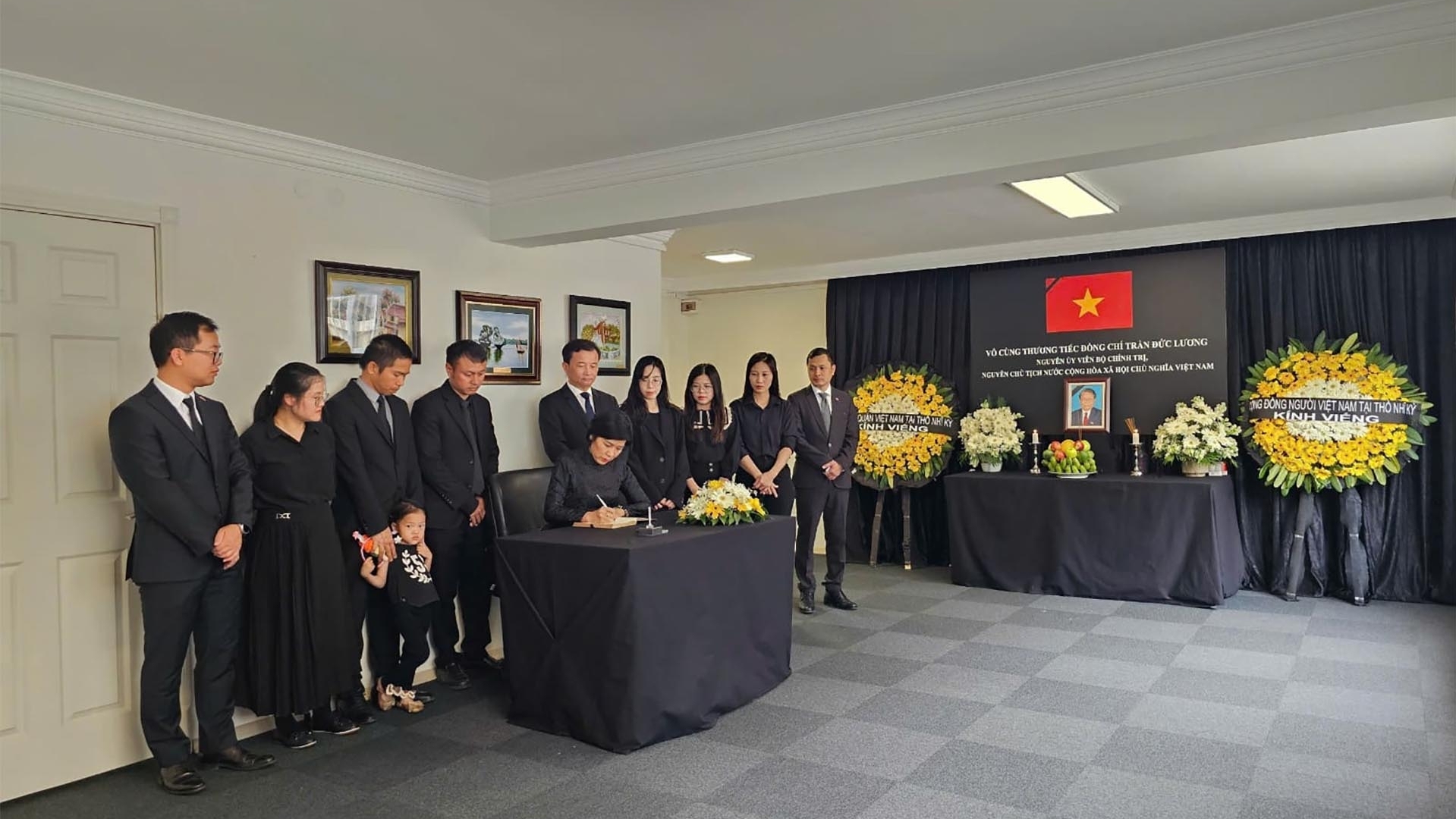 Trauer- und Kondolenzbuch für den ehemaligen Präsidenten Tran Duc Luong ...