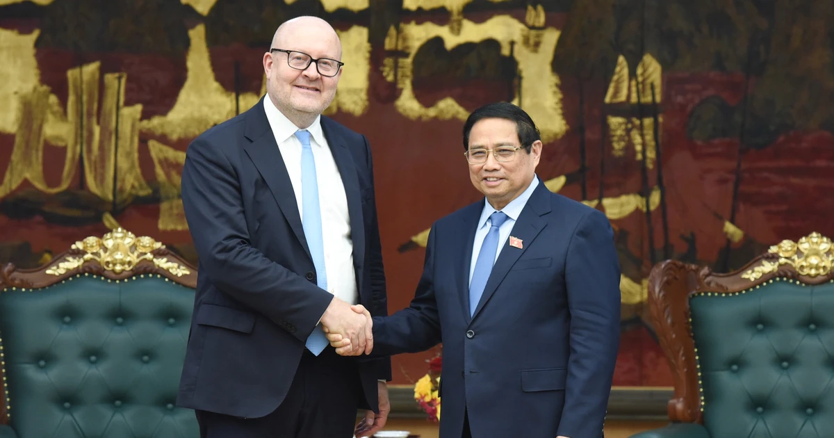 [Foto] El Primer Ministro Pham Minh Chinh recibe al Sr. Tomas Heidar ...
