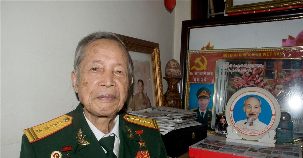 Which army colonel asked his comrades to cut off his right arm?