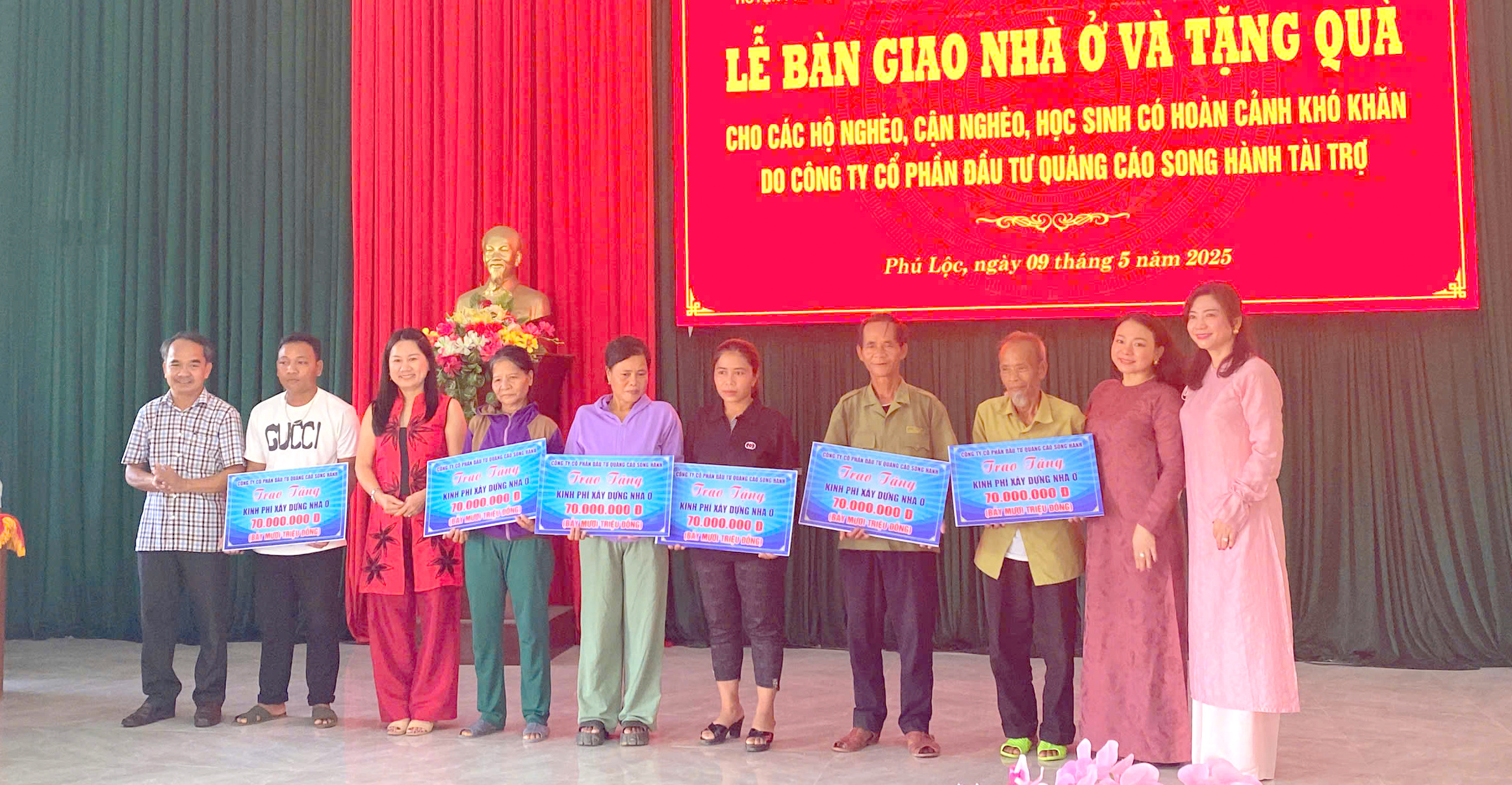 Bàn giao nhà và tặng quà cho các hộ nghèo, học sinh có hoàn cảnh khó khăn
