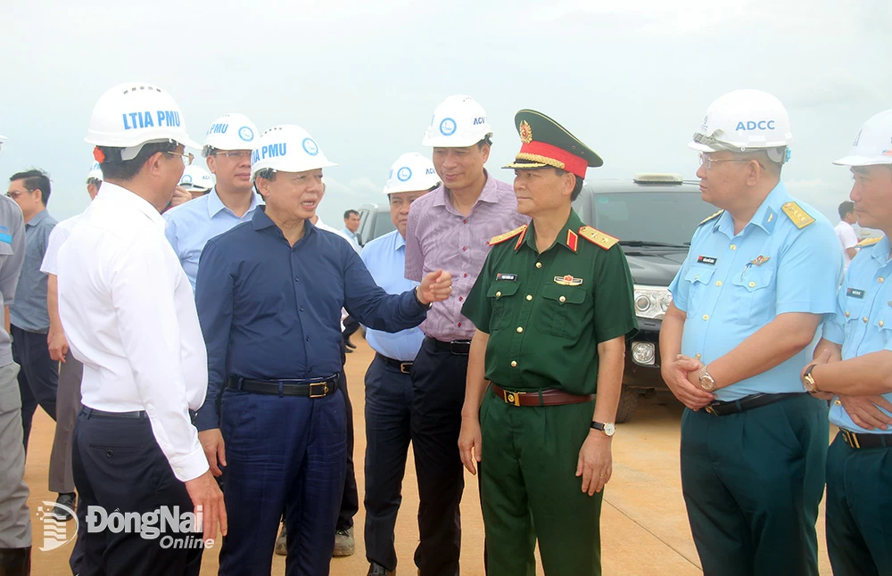 [Fotoserie] Stellvertretender Premierminister Tran Hong Ha inspiziert ...