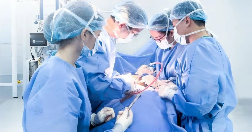 Removing giant goiter for patient
