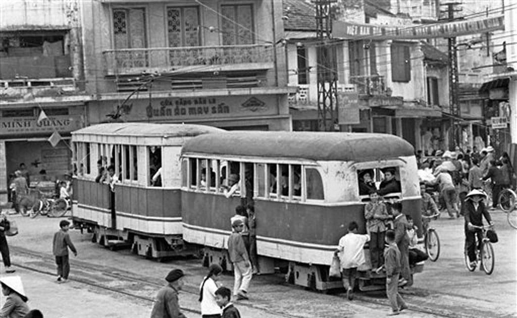 Special photo series of trams in Hanoi 52 years ago