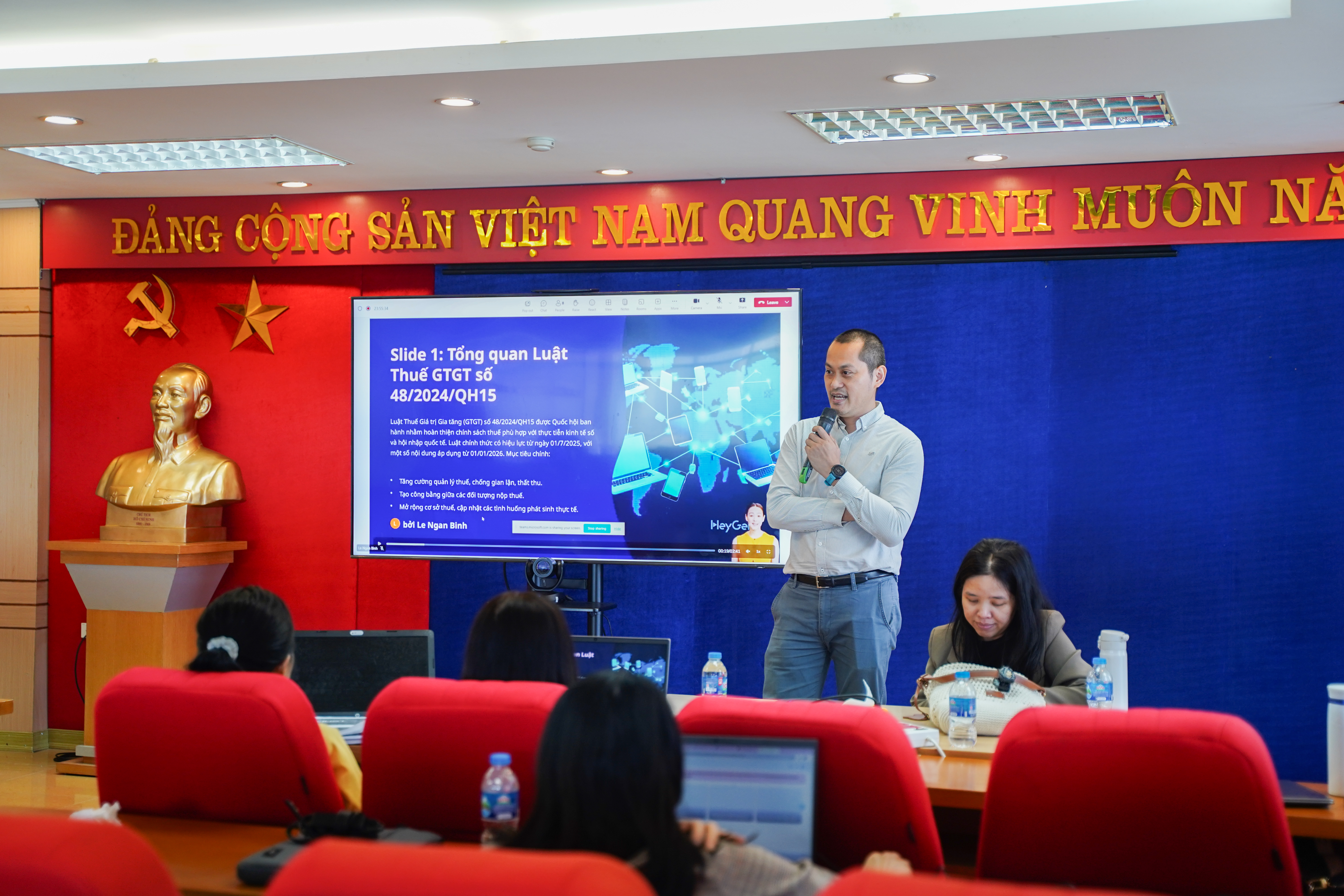 Viglacera trao chứng nhận khóa đào tạo “Ứng dụng AI trong công việc văn ...