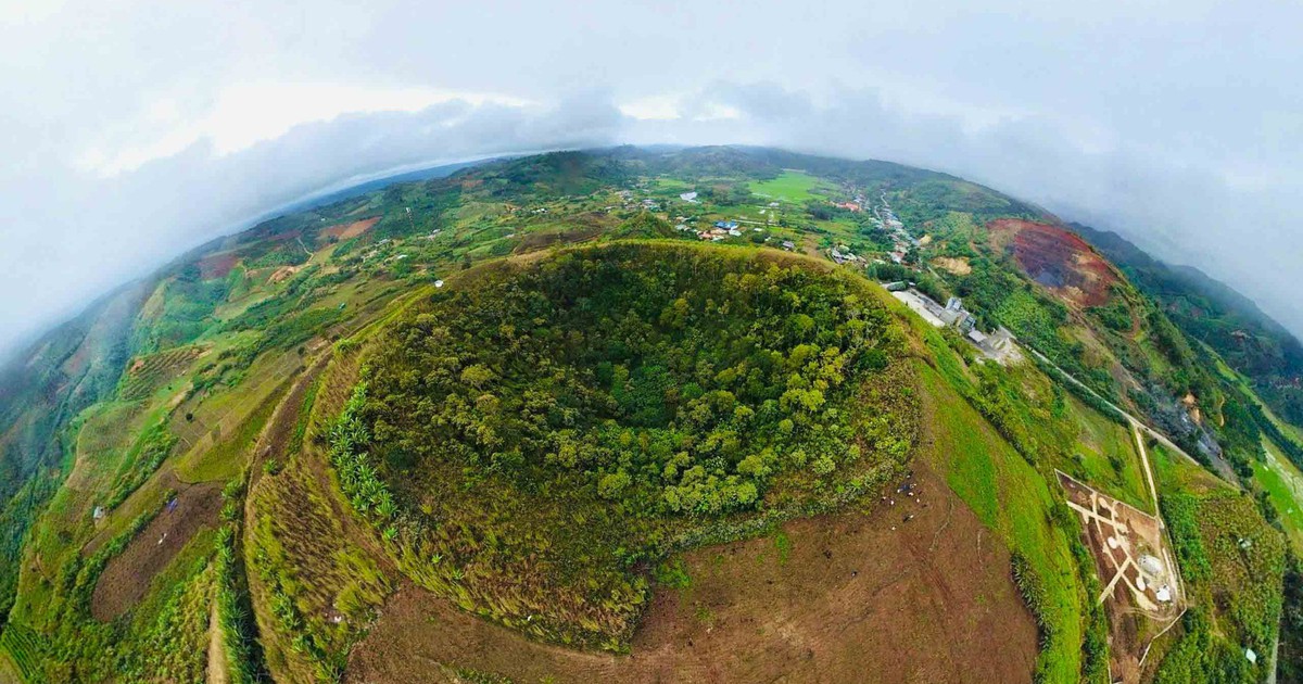 Natural masterpieces: Unique system of 5 volcanoes on the plateau