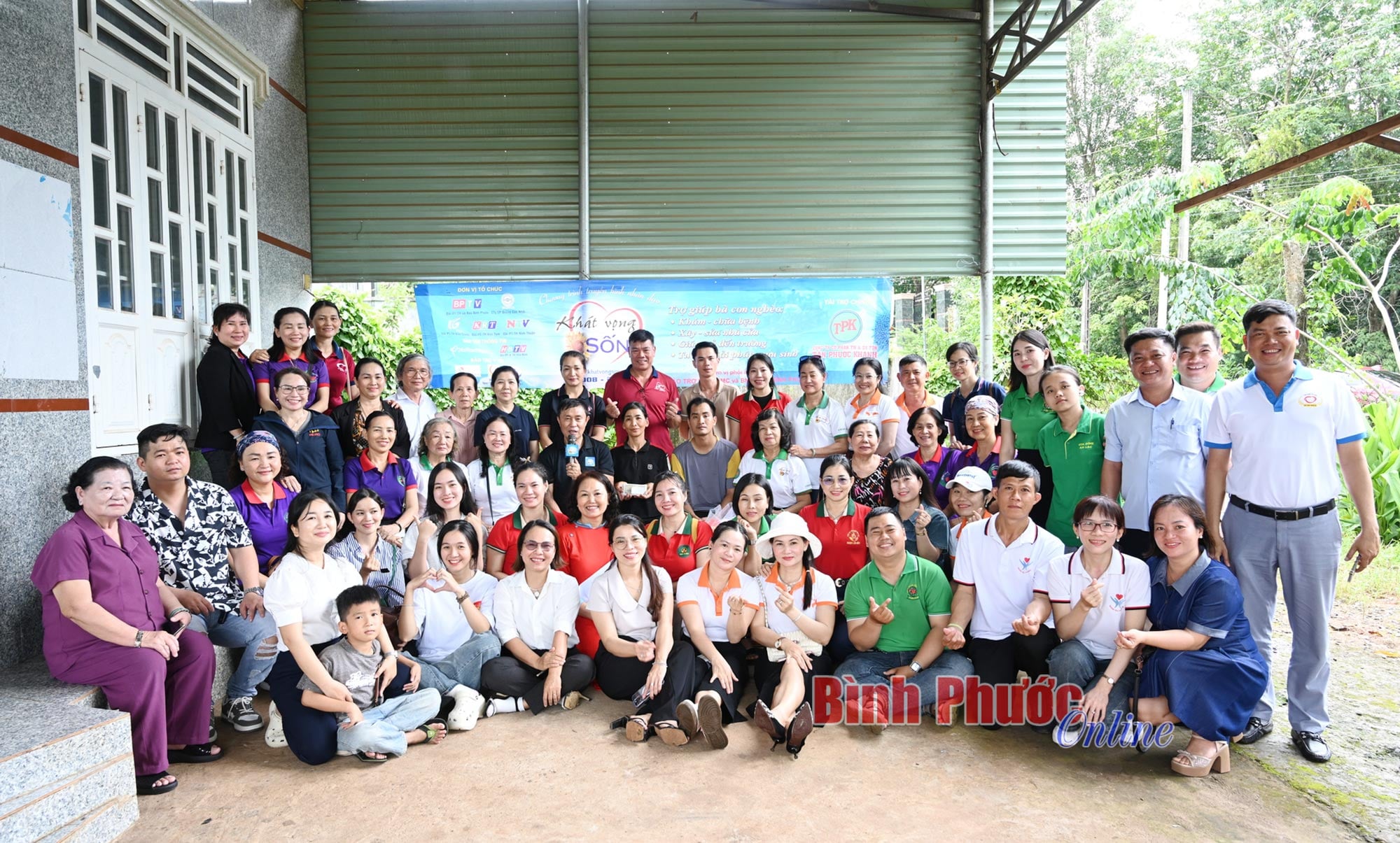 'Thirst for Life' donates over 303 million VND to help Ms. Hoang Thi Ha ...