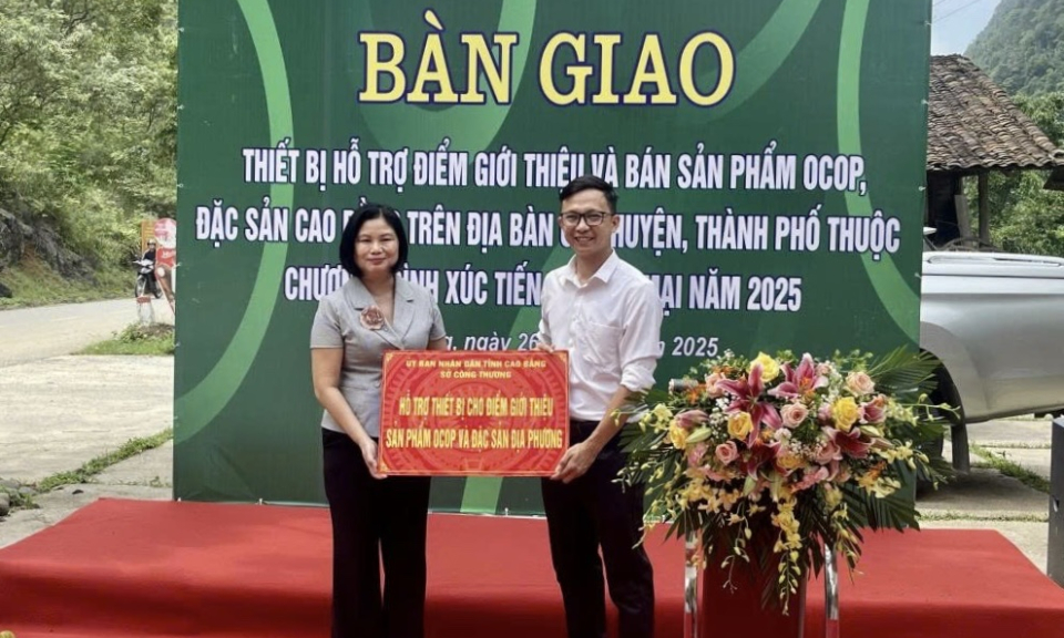 Handing over equipment to support the introduction and sale point of ...
