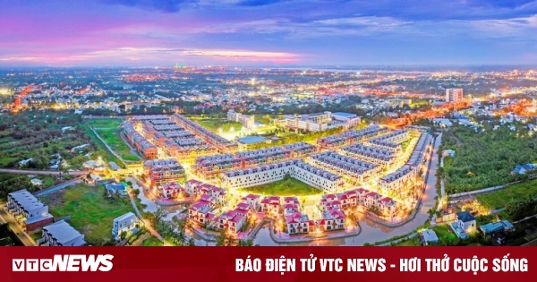 After the merger, which localities does Vinh Long province border?