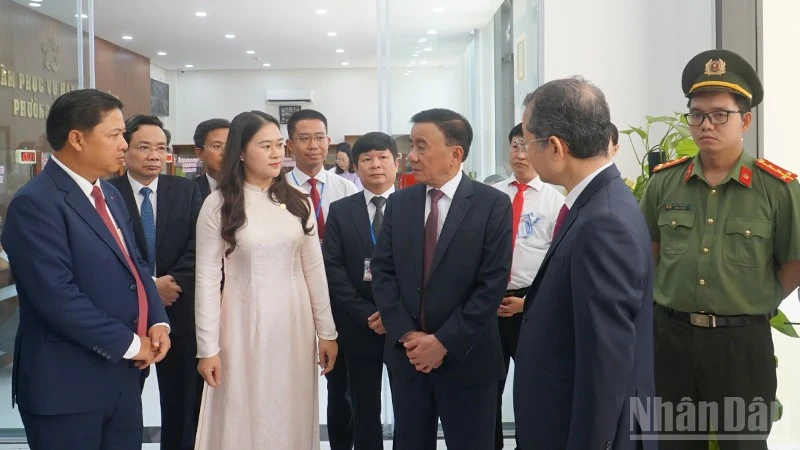 Standing member of the Secretariat Tran Cam Tu inspects the operation ...