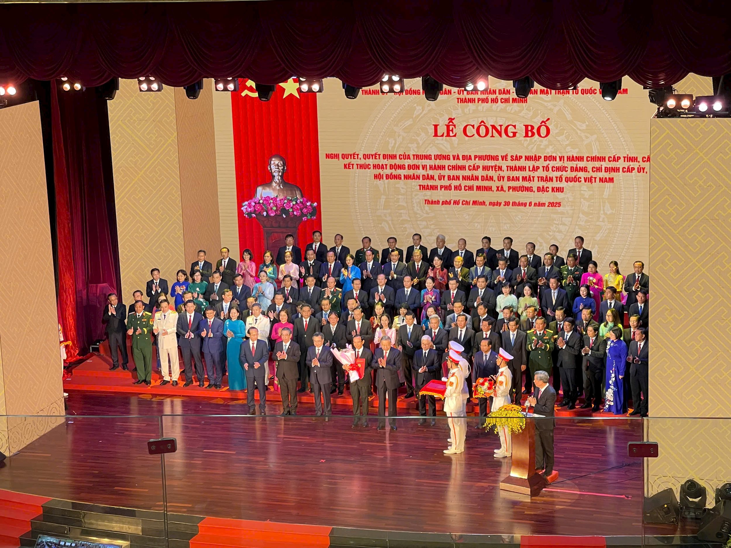 Thành lập TP. HCM mới và công bố nhân sự