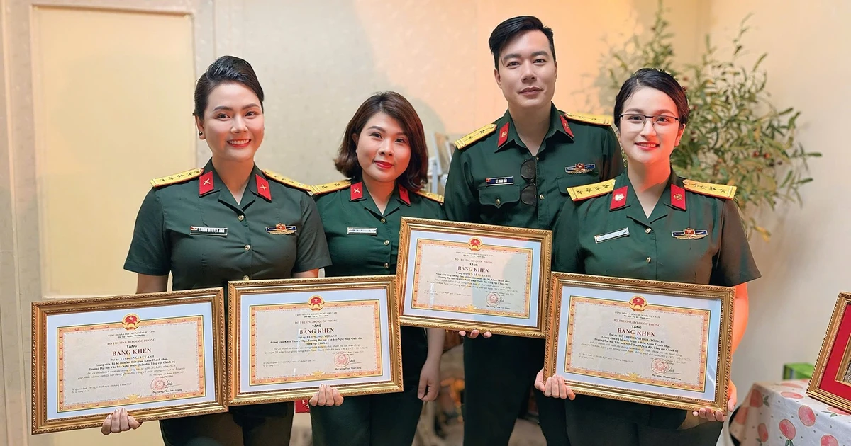Captain and singer Luong Nguyet Anh was honored to receive two ...