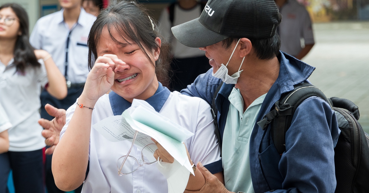 Taking the 10th grade math exam, a candidate in Ho Chi Minh City burst ...