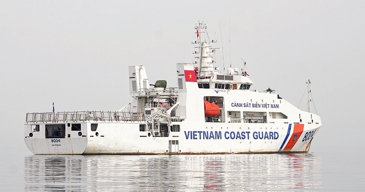 Tàu CSB 8004 tham gia diễu binh trên biển hiện đại như thế nào?