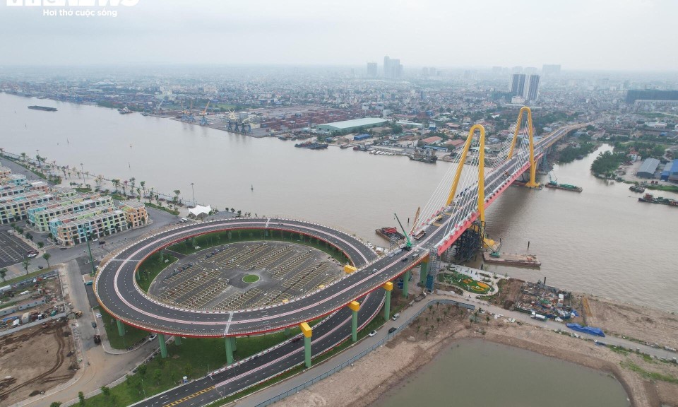 A close-up view of the 2.3 trillion VND Royal Bridge spanning the Cam ...