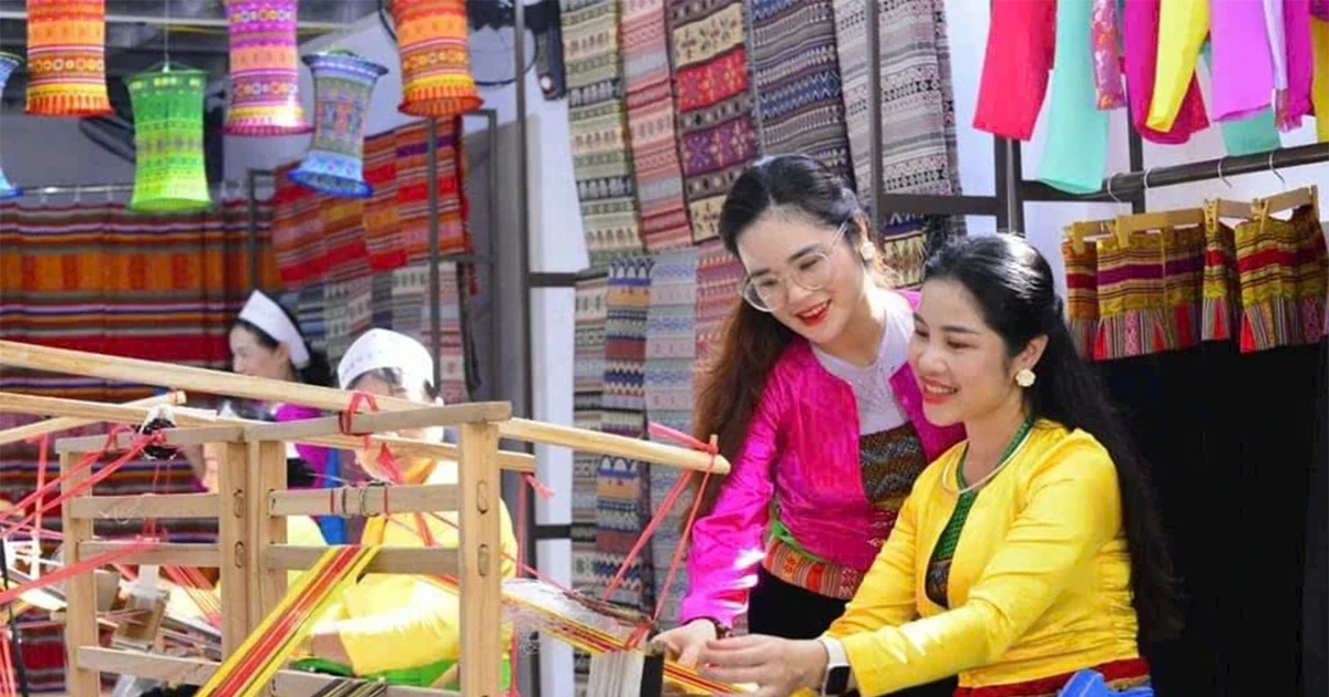 Unique art of creating skirt patterns of the Muong people