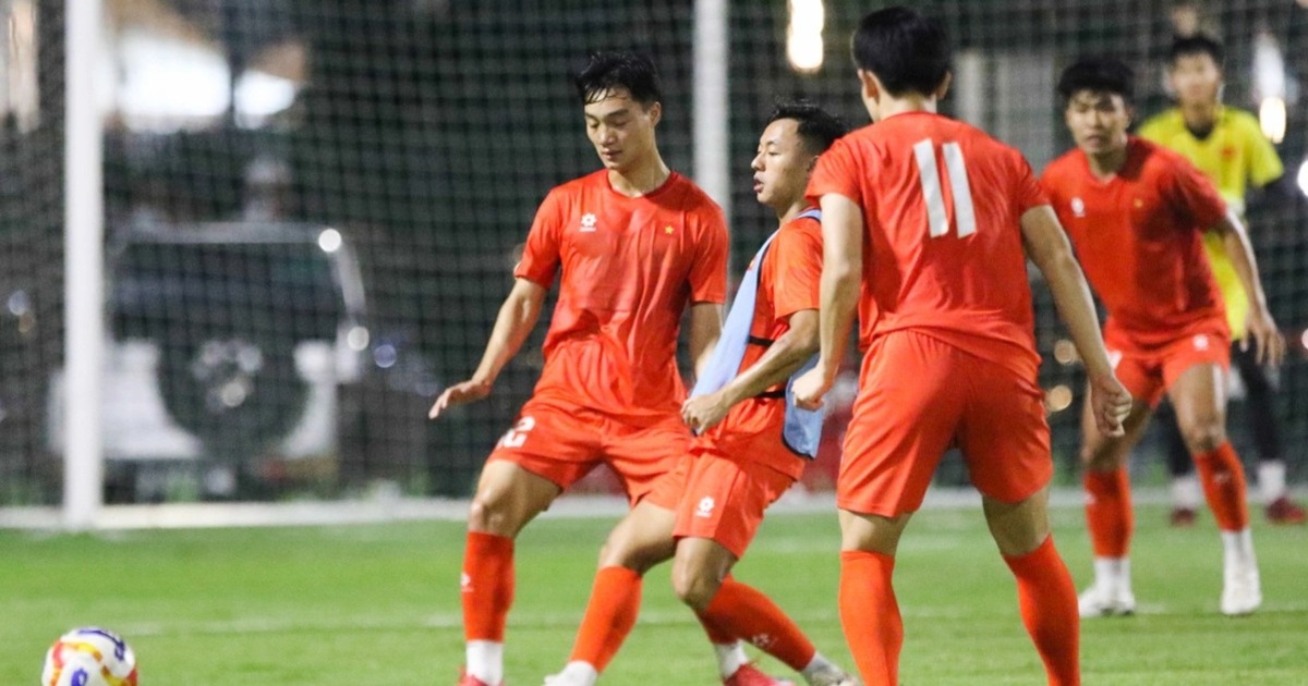 โค้ชคิม ซัง ซิก ได้รับข่าวดีก่อนการแข่งขันระหว่าง U23 เวียดนาม และ U23 กัมพูชา