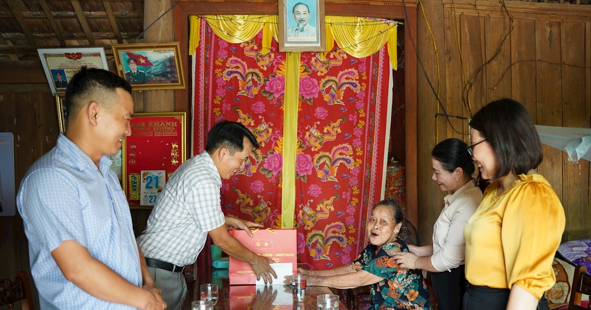 Hiep Duc Commune visited and gave gifts to 100 policy families