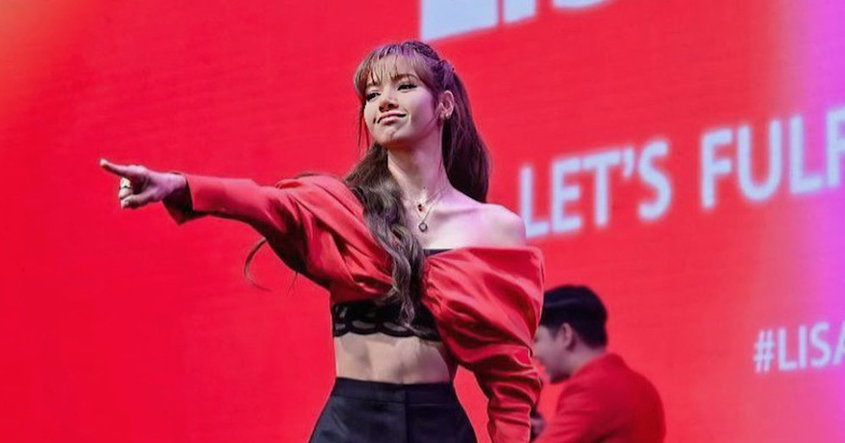 Lisa (BlackPink) wears new design by Cong Tri