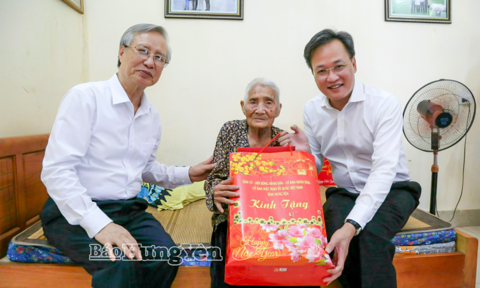 Das ehemalige ständige Mitglied des Sekretariats, Tran Quoc Vuong, und der Provinzparteisekretär ...