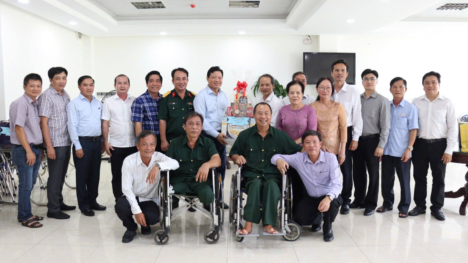 Vice Chairman of the Provincial People's Committee Pham Tan Hoa visited and presented gifts to ...