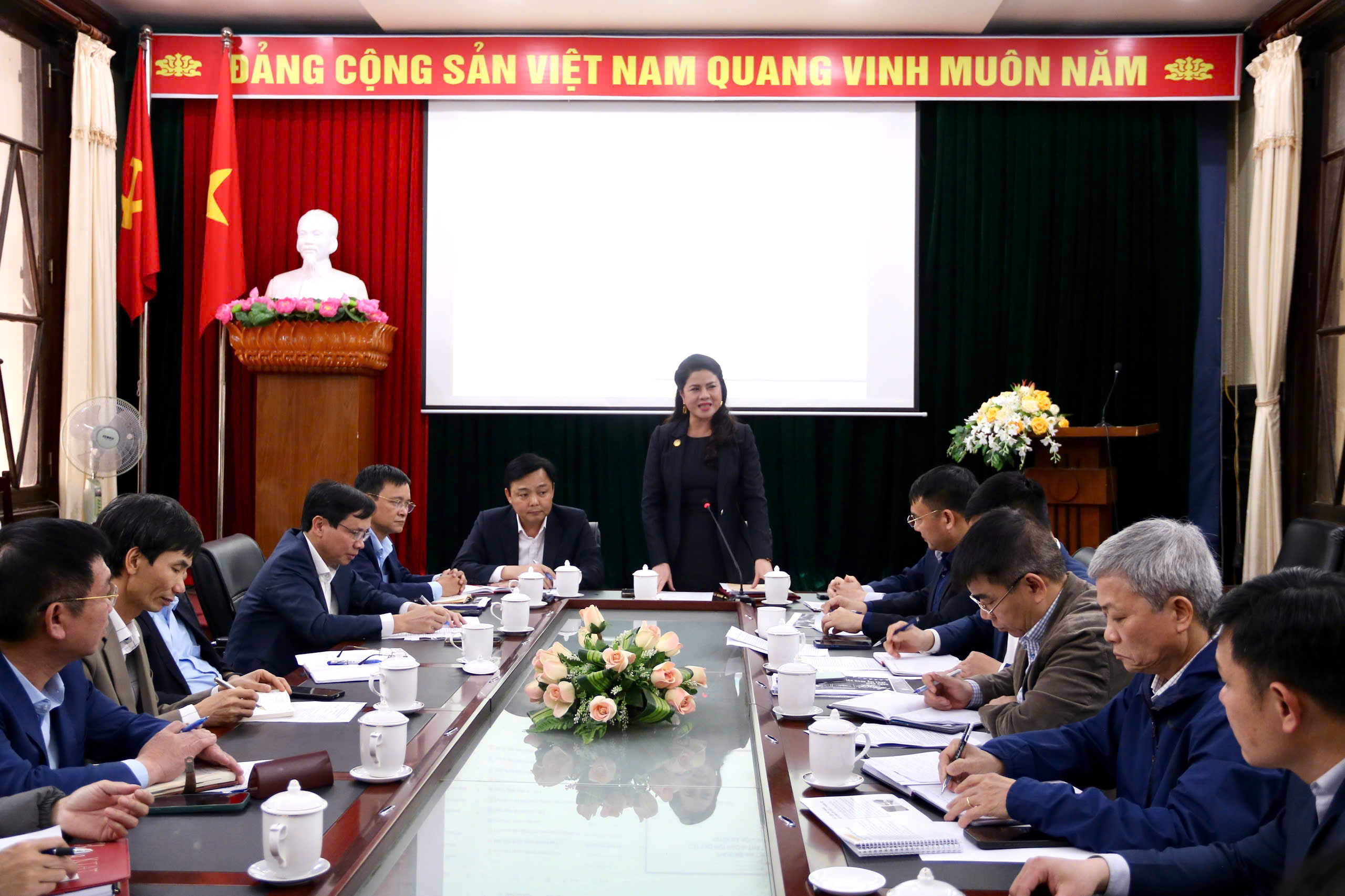 Hai Phong fördert die Entwicklung des Eisenbahntourismus und den Bau des Bahnhofs Hai Phong als ...