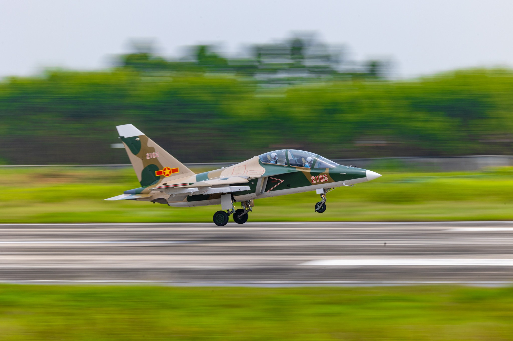 El escuadrón Yak-130 listo para demostrar su poder aéreo en el cielo de ...