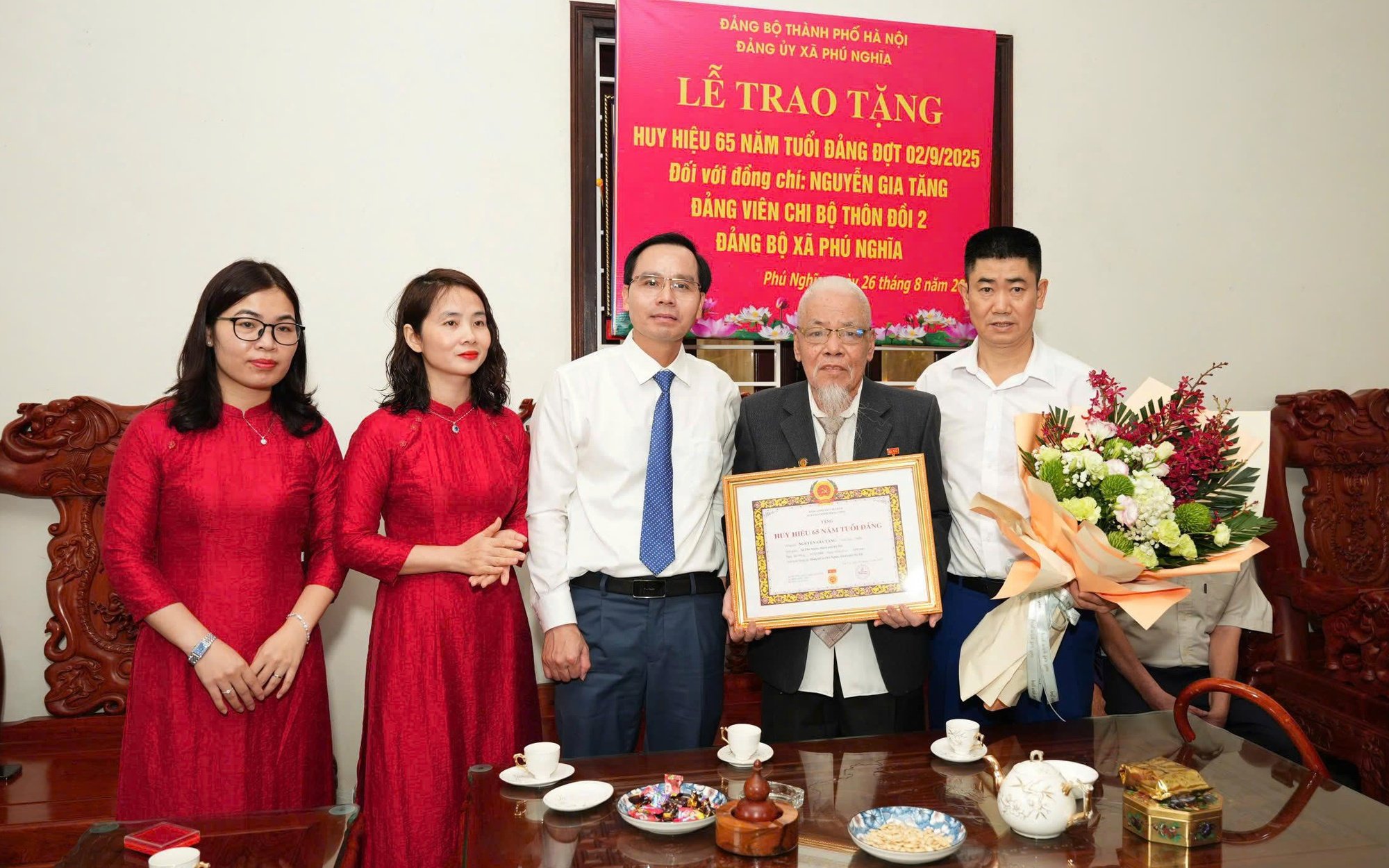 Phu Nghia បានប្រគល់ផ្លាកសញ្ញាបក្សដល់គ្រួសារសមាជិកបក្សចាស់ជរា