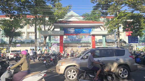 Some central schools have traffic jams on the first day of school.