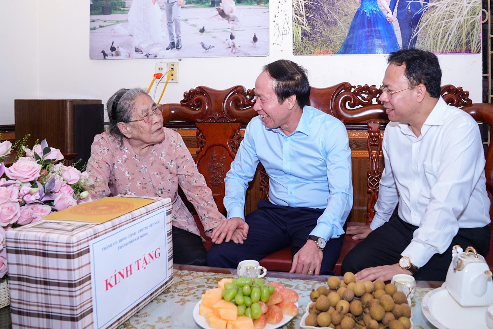 Secretary of the City Party Committee Le Tien Chau visited and ...