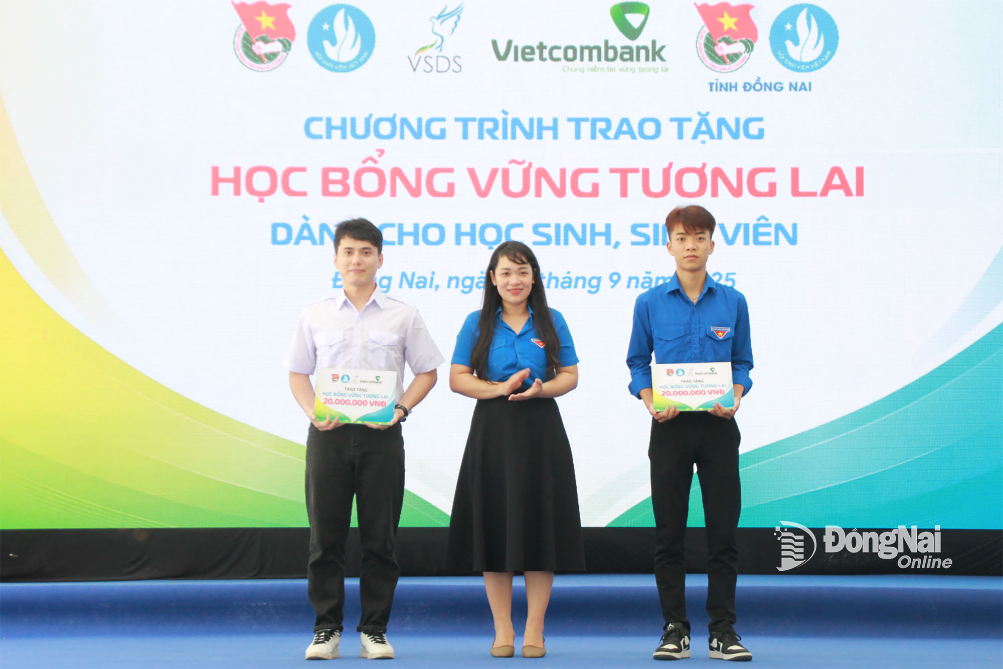 Dong Nai: 22 students received the "Strong Future" scholarship