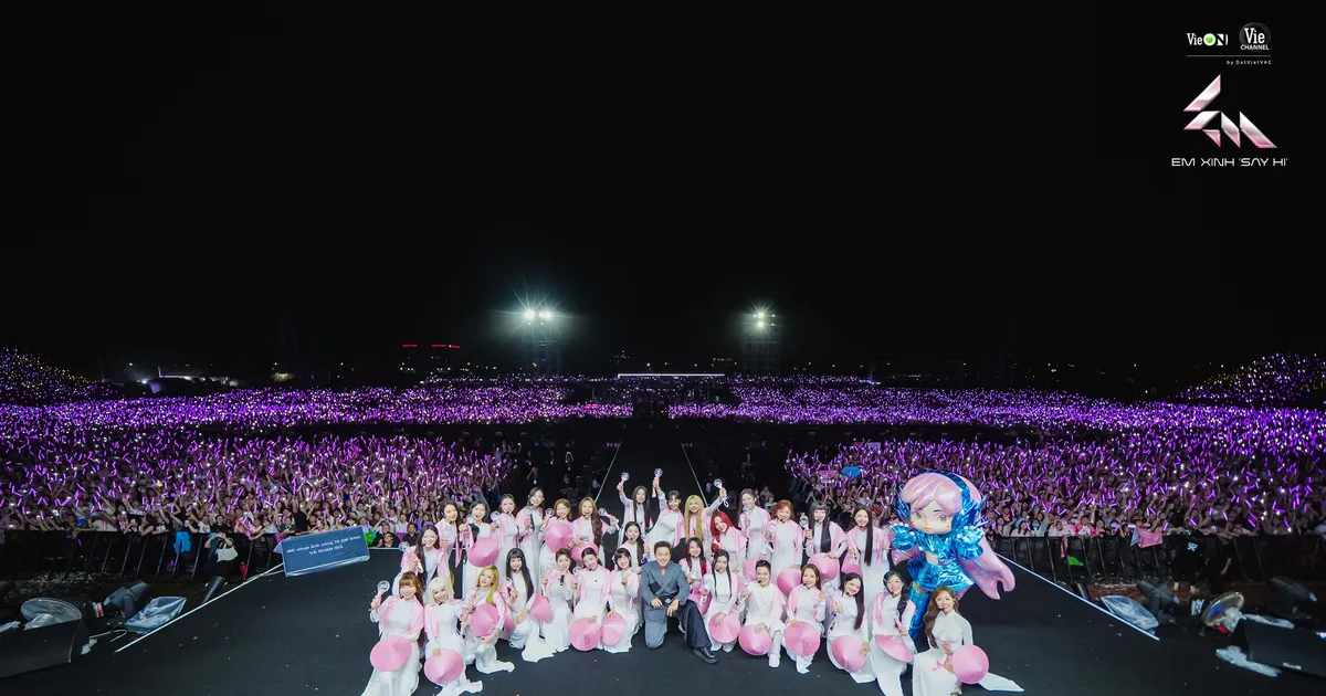 Concert "Em xinh" explodes in HCMC, see Hanoi audience on October 11