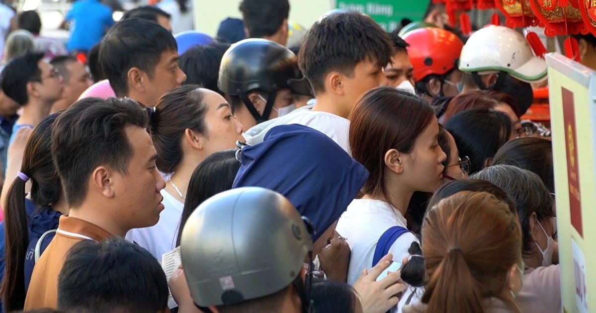Crowded queue to buy moon cakes at a 40-year-old shop in the middle of ...