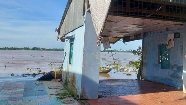 Landslide of 6 houses along Tien River at dawn