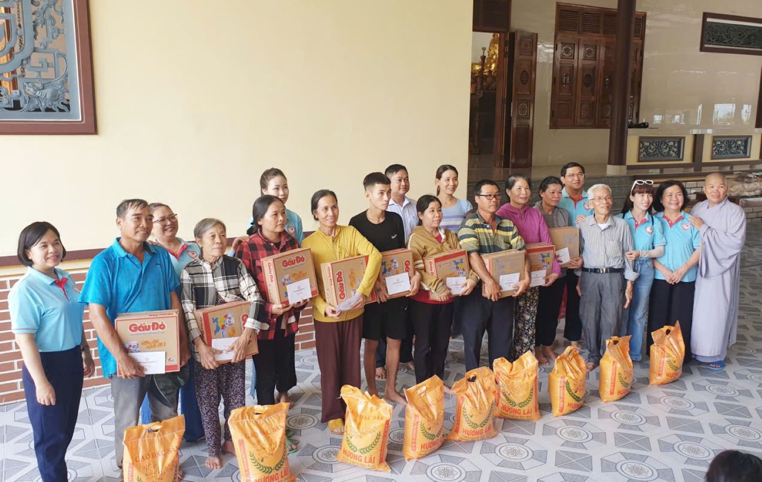 Khanh Long Pagoda (Hoa Thang ward) gives 50 gifts to people in difficult circumstances.