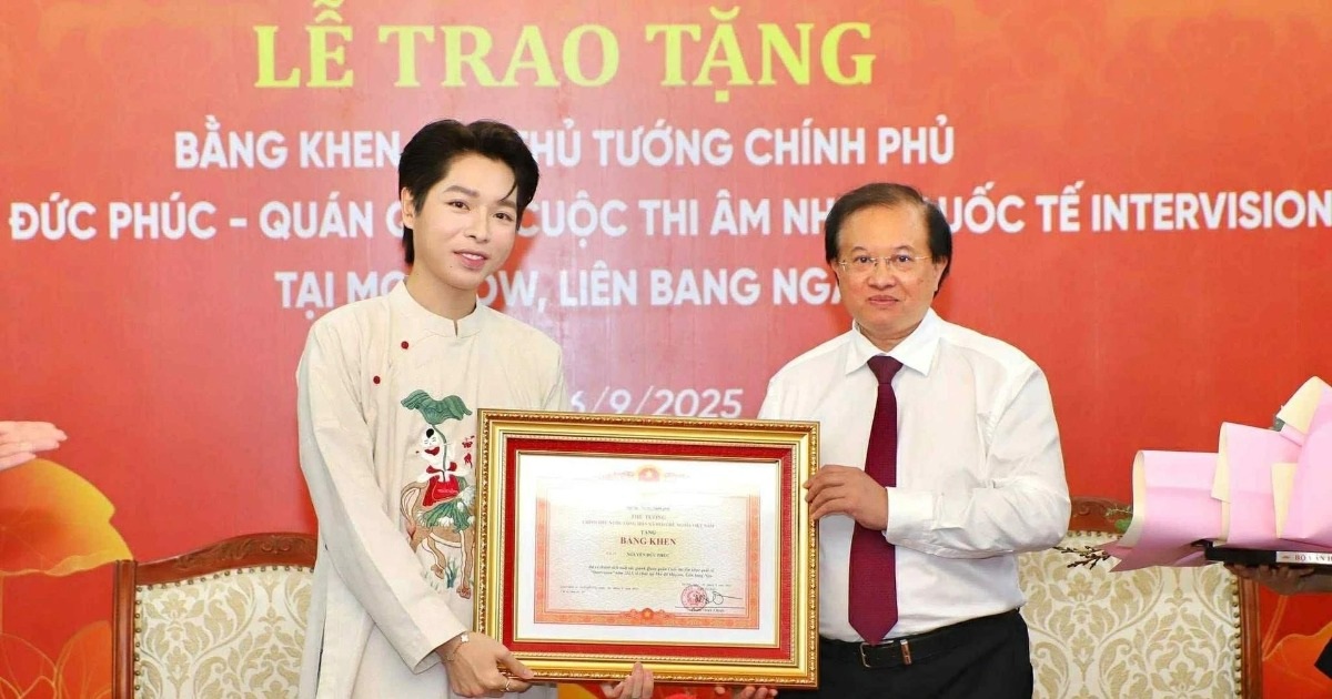 Singer Duc Phuc receives a commendation from the Prime Minister.