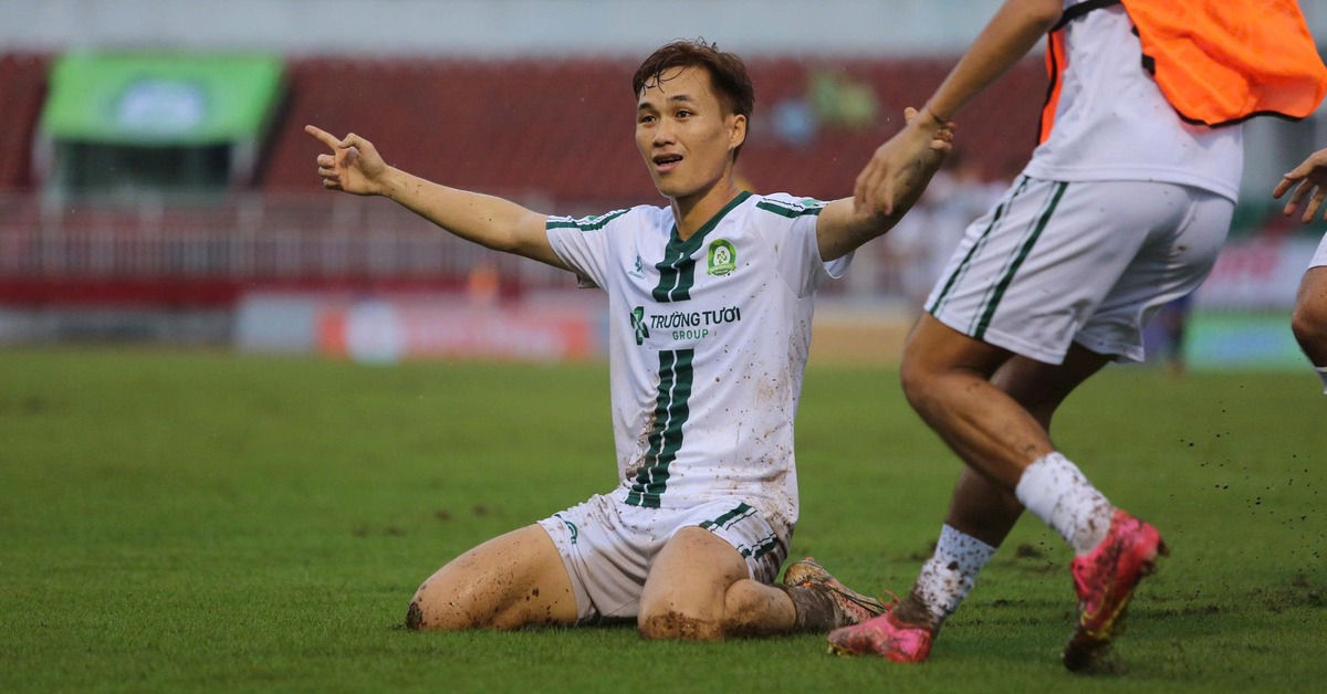 Video de Luu Tu Nhan brillando para ayudar a Truong Tuoi Dong Nai el día que Cong Phuong está ...