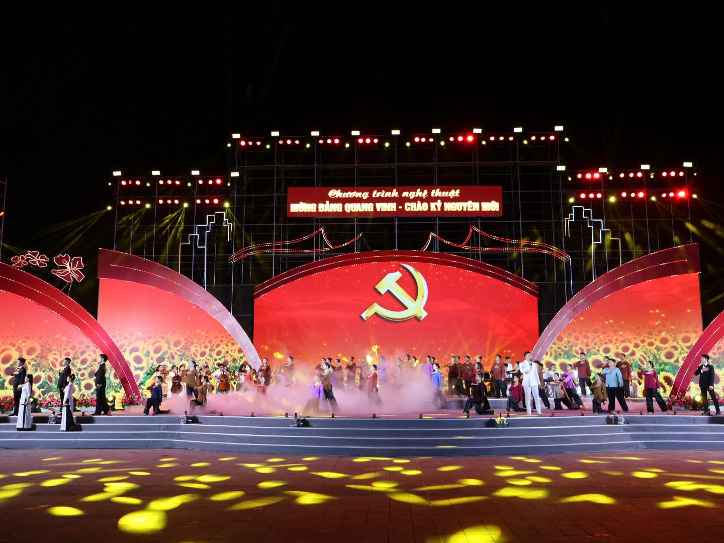 El programa artístico "Celebrando el glorioso Partido - Bienvenido a la nueva era" dio la ...