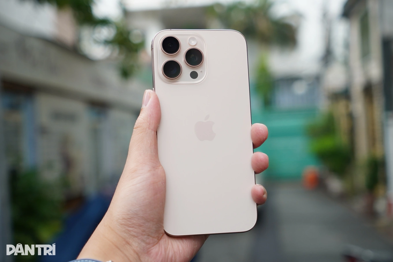 iPhone 16 Pro Max suddenly increased in price slightly after iPhone 17 ...