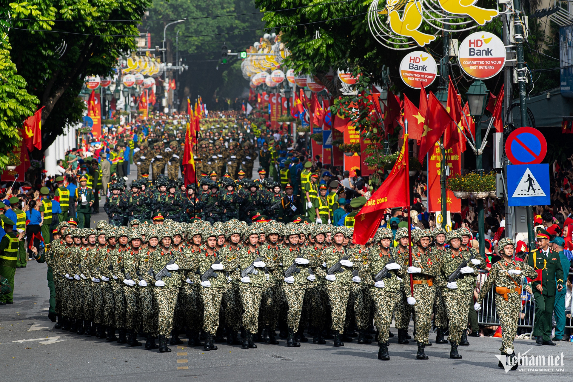 Impressive moments of the A80 parade