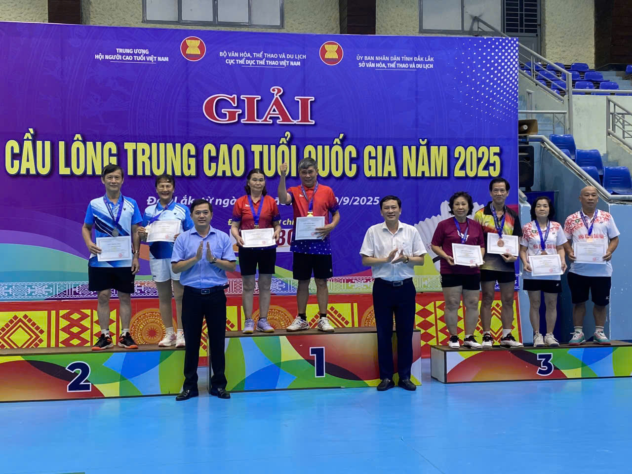 Lai Chau delegation won 02 medals at the 2025 National Senior Badminton ...