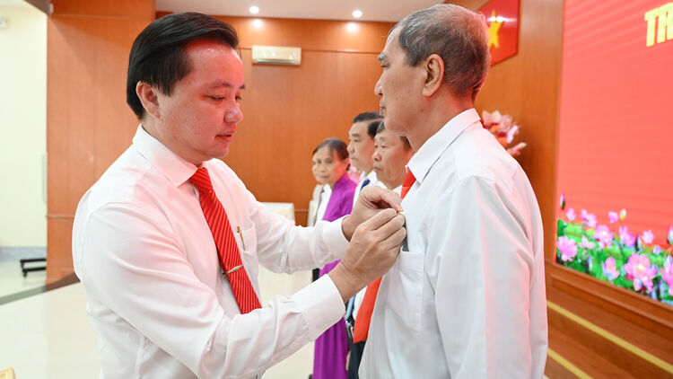 Hon Dat Commune awarded Party badges to 21 party members