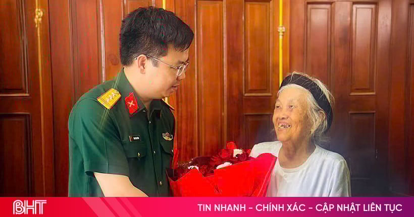 Viettel Ha Tinh visitó y entregó obsequios a la Madre Heroica vietnamita Tran Thi Huyen