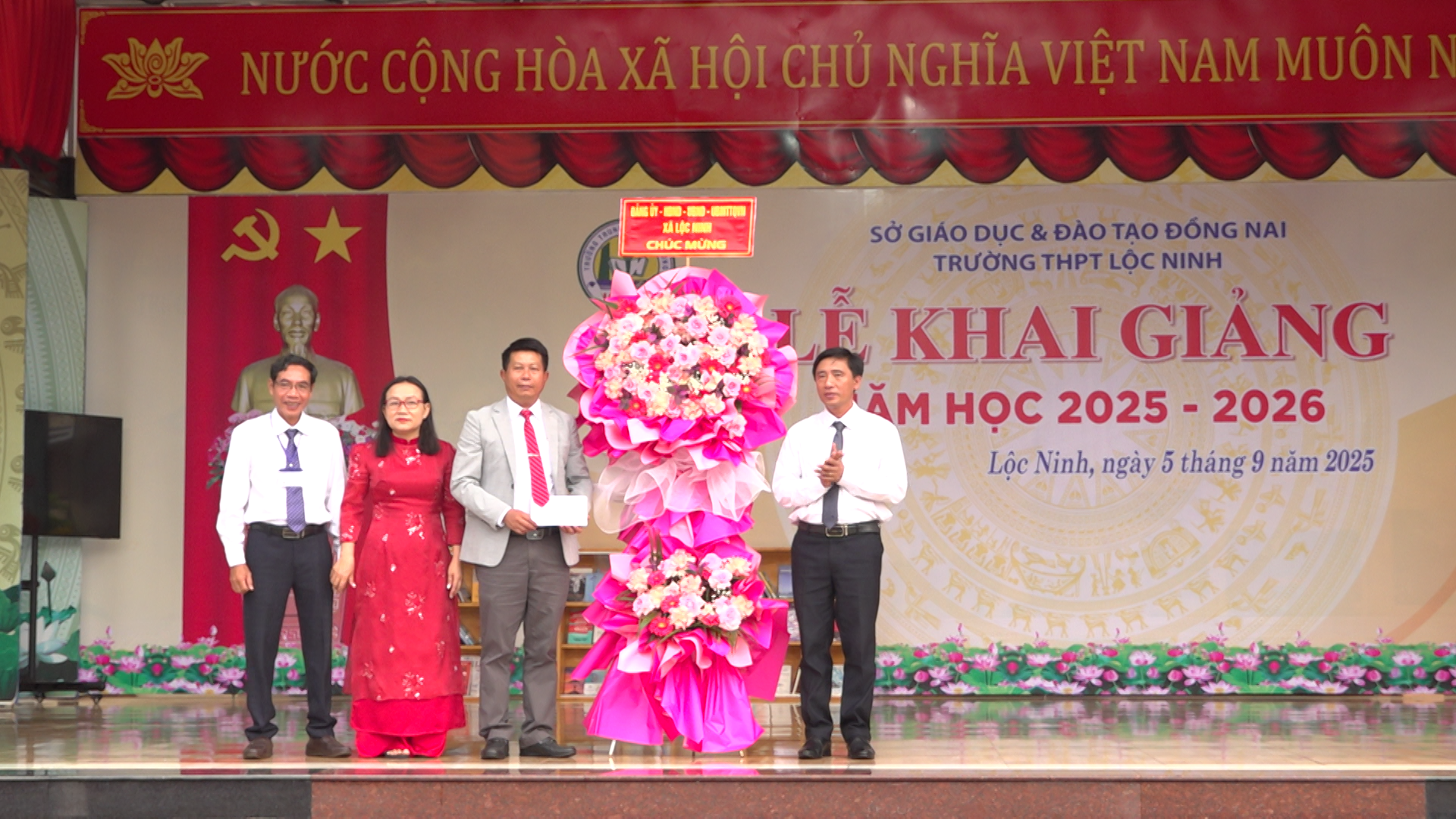 Plus de 1 500 élèves du lycée de Loc Ninh ont assisté à la cérémonie d ...