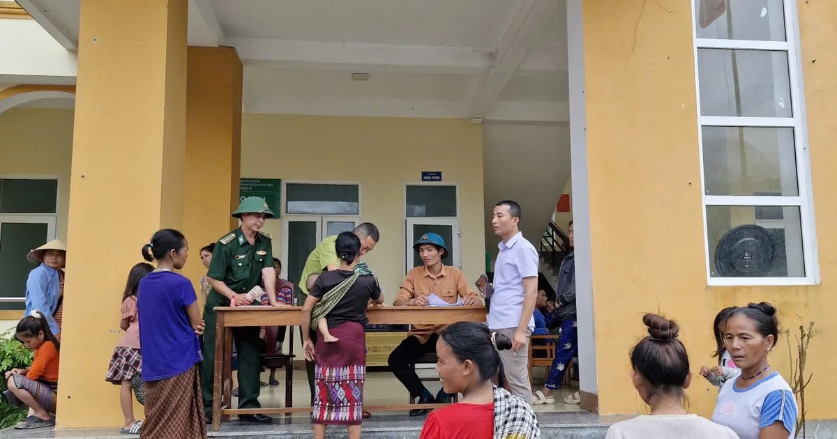 “Green-uniformed foster father” sows knowledge for border children